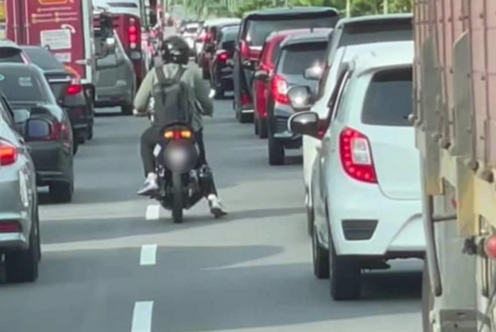 Motorcyclist escorts ambulance through traffic jam, driven by guilt ...