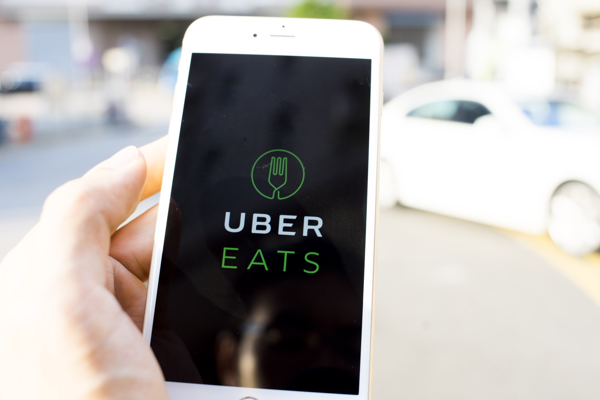 Woman orders food—horror when she sees 'criminal' delivery photo