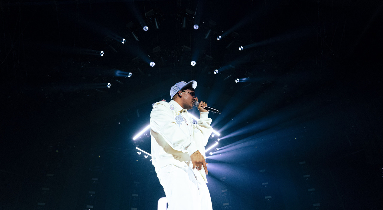 Geolier, il concerto show a San Siro: rap in salsa napoletana alla ...