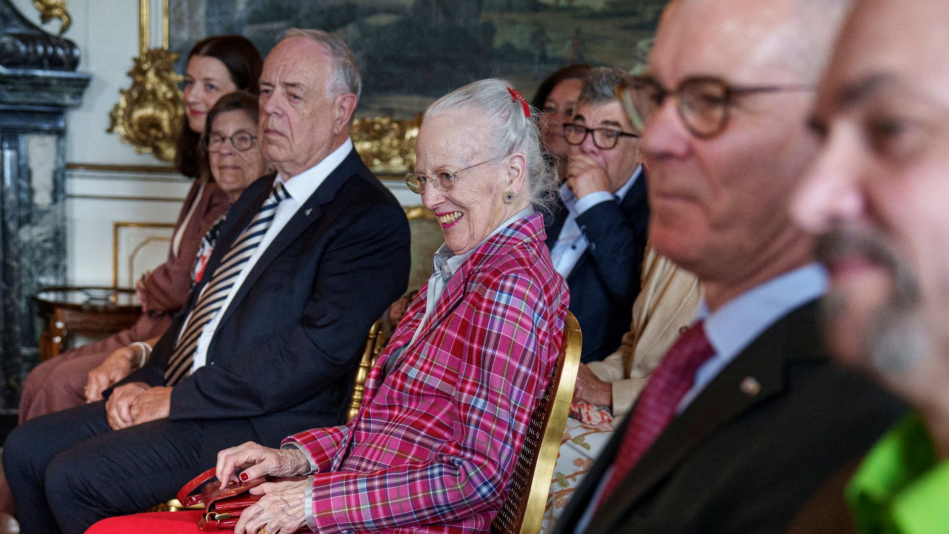 Queen Margrethe reappears after two hospitalizations: red lipstick ...