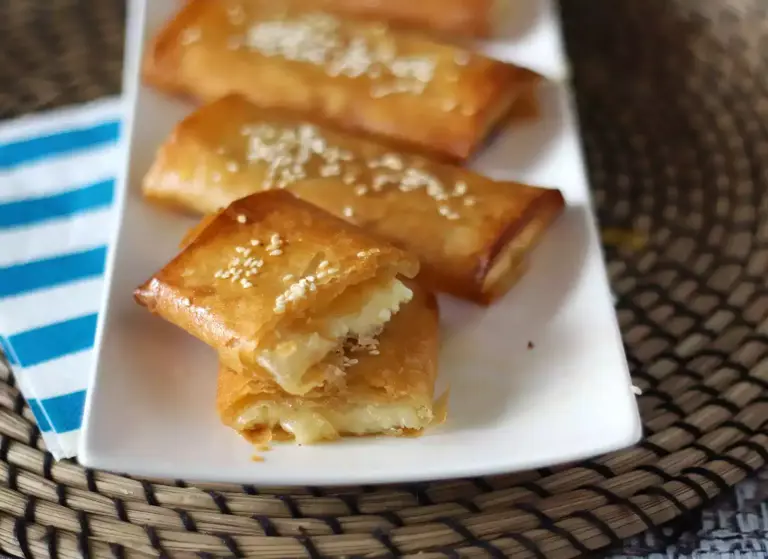 Feta saganaki, das griechische Rezept für knusprige Feta mit Honig
