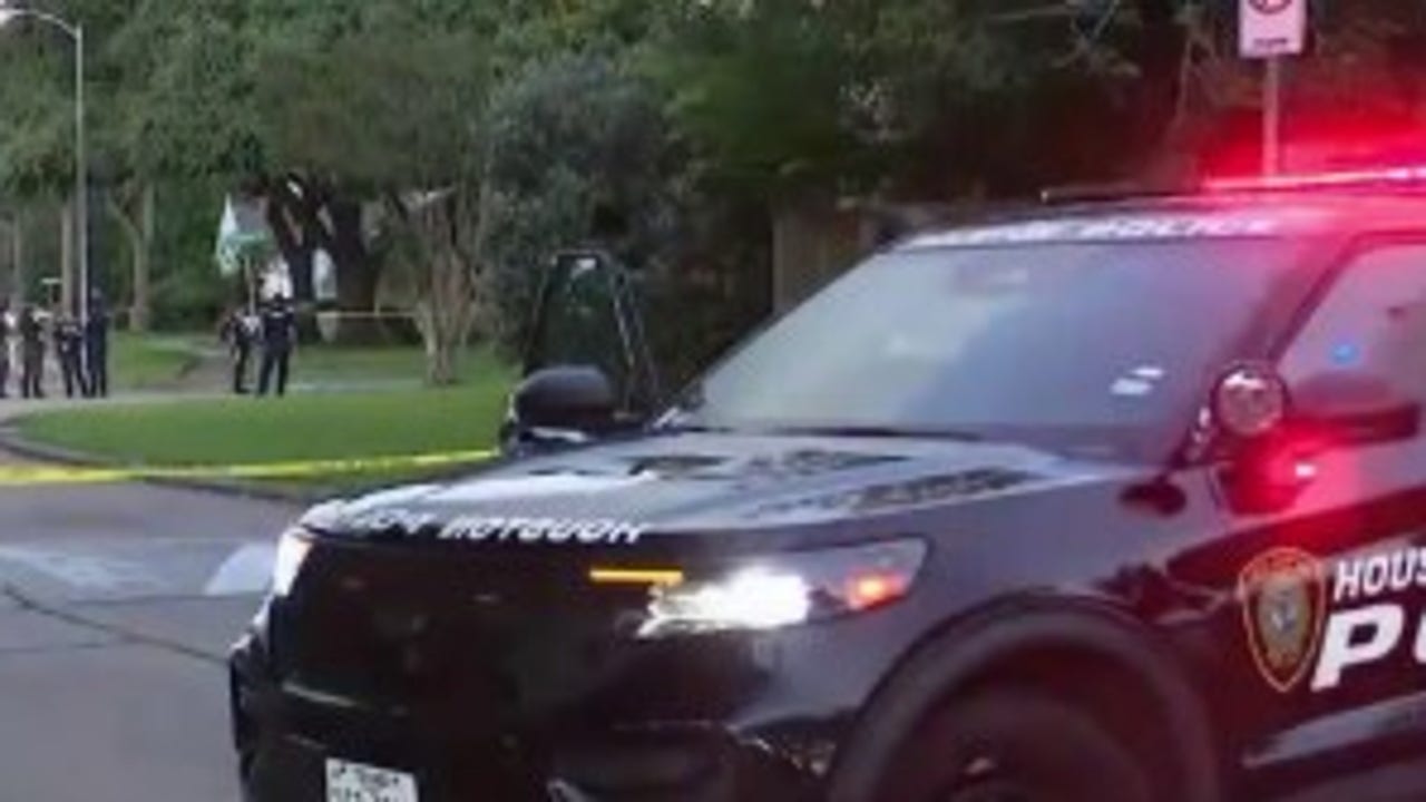 Houston shooting: Suspect points gun at man and child, officers on ...