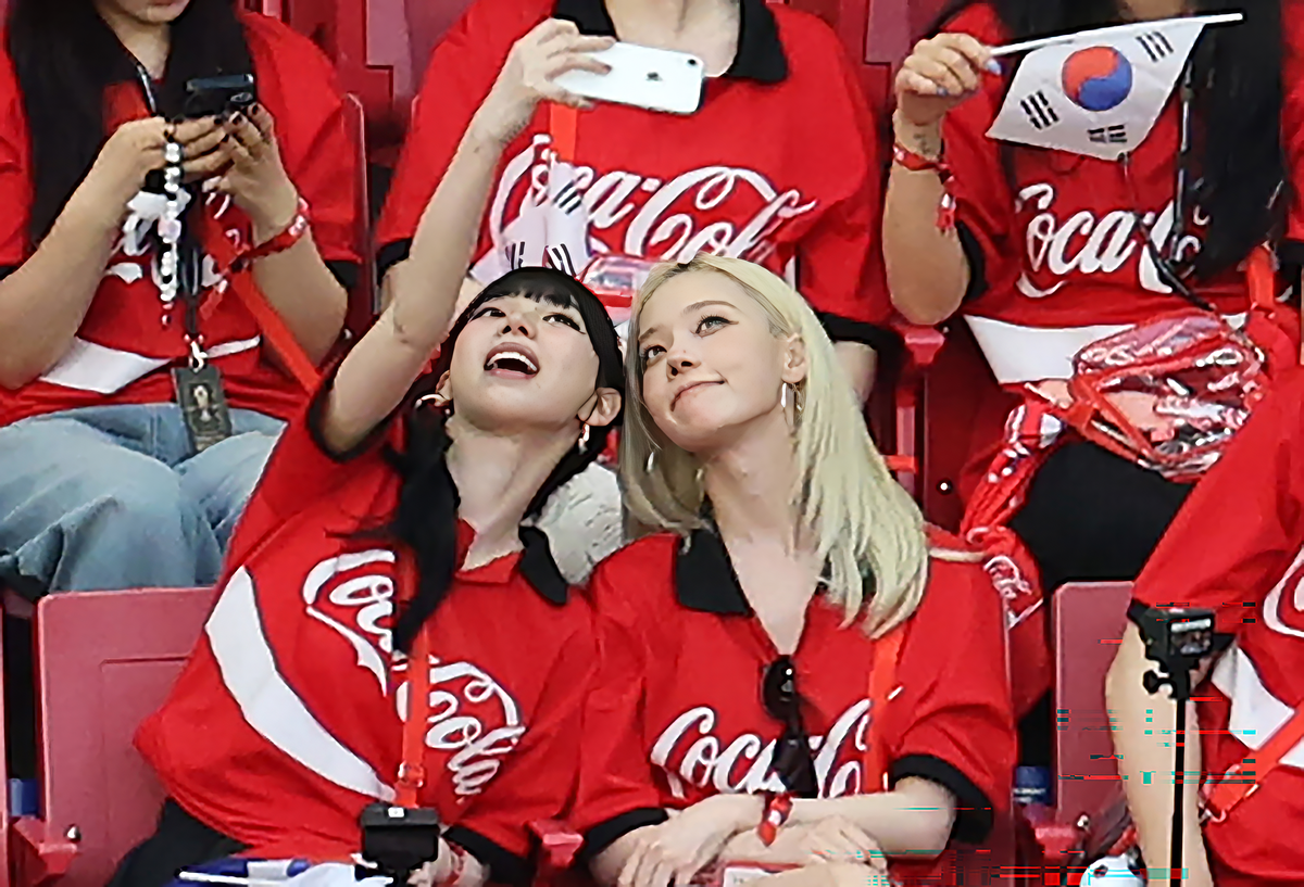 ‘Red Devils’ Karina and Winter show up in the stands in Mexico ...