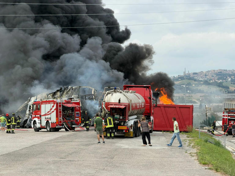 Inferno di fuoco alla Giba Stampi di Camerano: due malori e l’azienda ...
