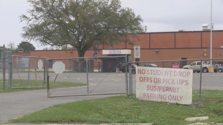 Lafayette Parish School Board votes again to close Comeaux High