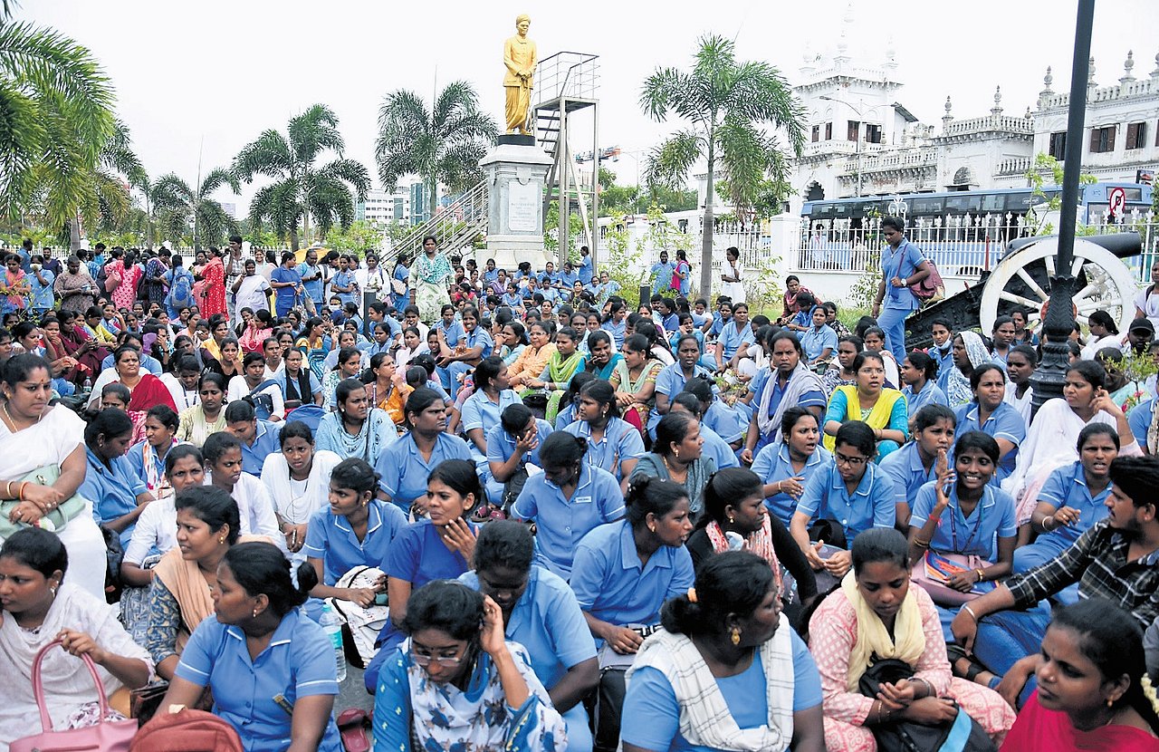 1,000 contract health staff of Greater Chennai Corporration protest ...