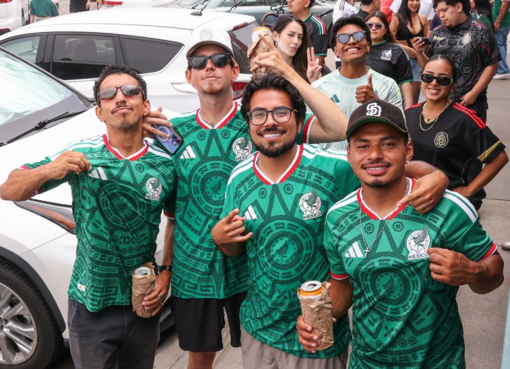 Fans live, carry, share fútbol in Mexico. They rallied around their ...