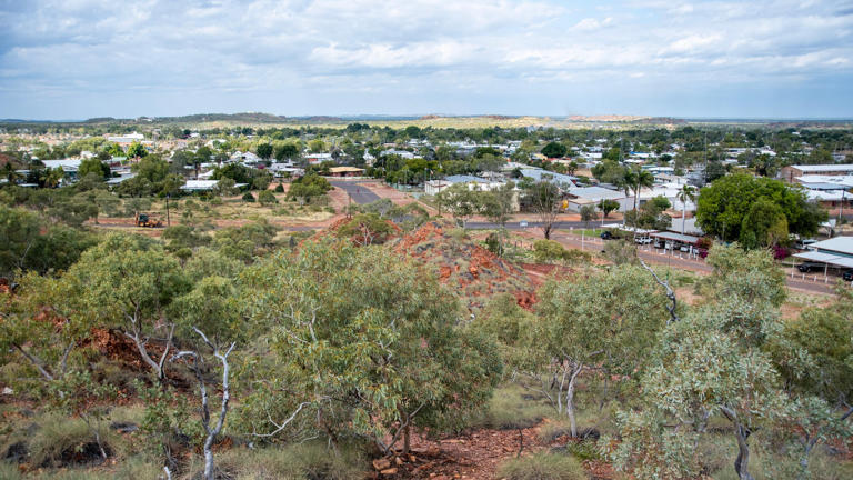 Police investigating stabbing death of 21yo man in Tennant Creek