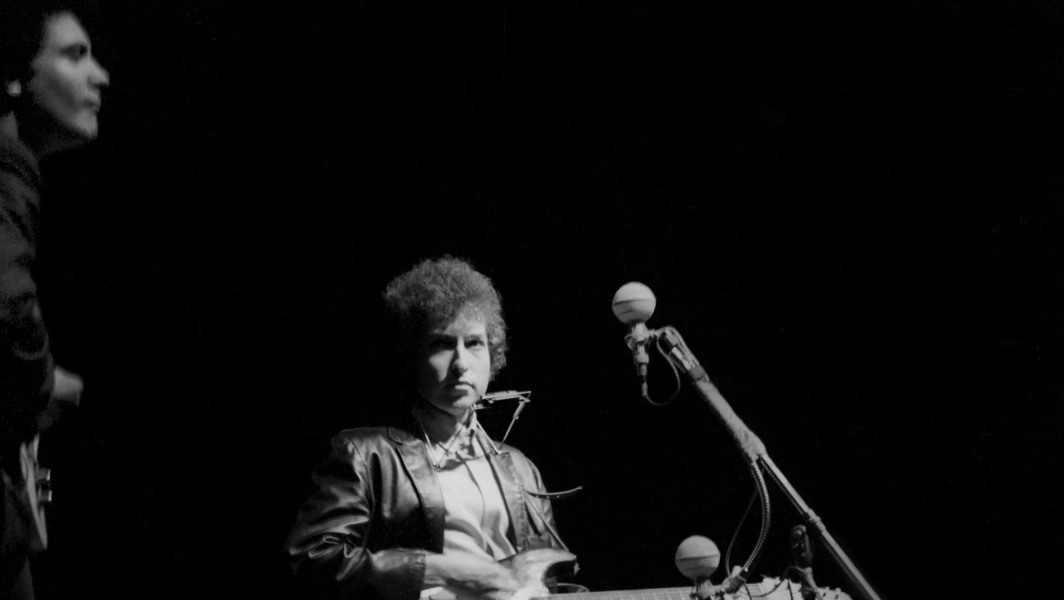 Bob Dylan's 1965 shift to electric folk-rock