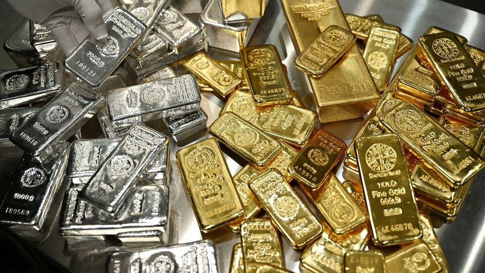 Gold loses shine? ₹725 crore exits gold ETFs - Should mutual fund ...