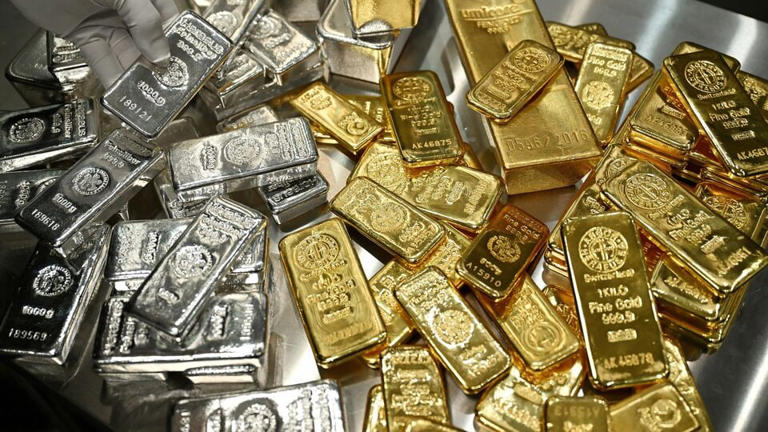 Gold loses shine? ₹725 crore exits gold ETFs - Should mutual fund ...