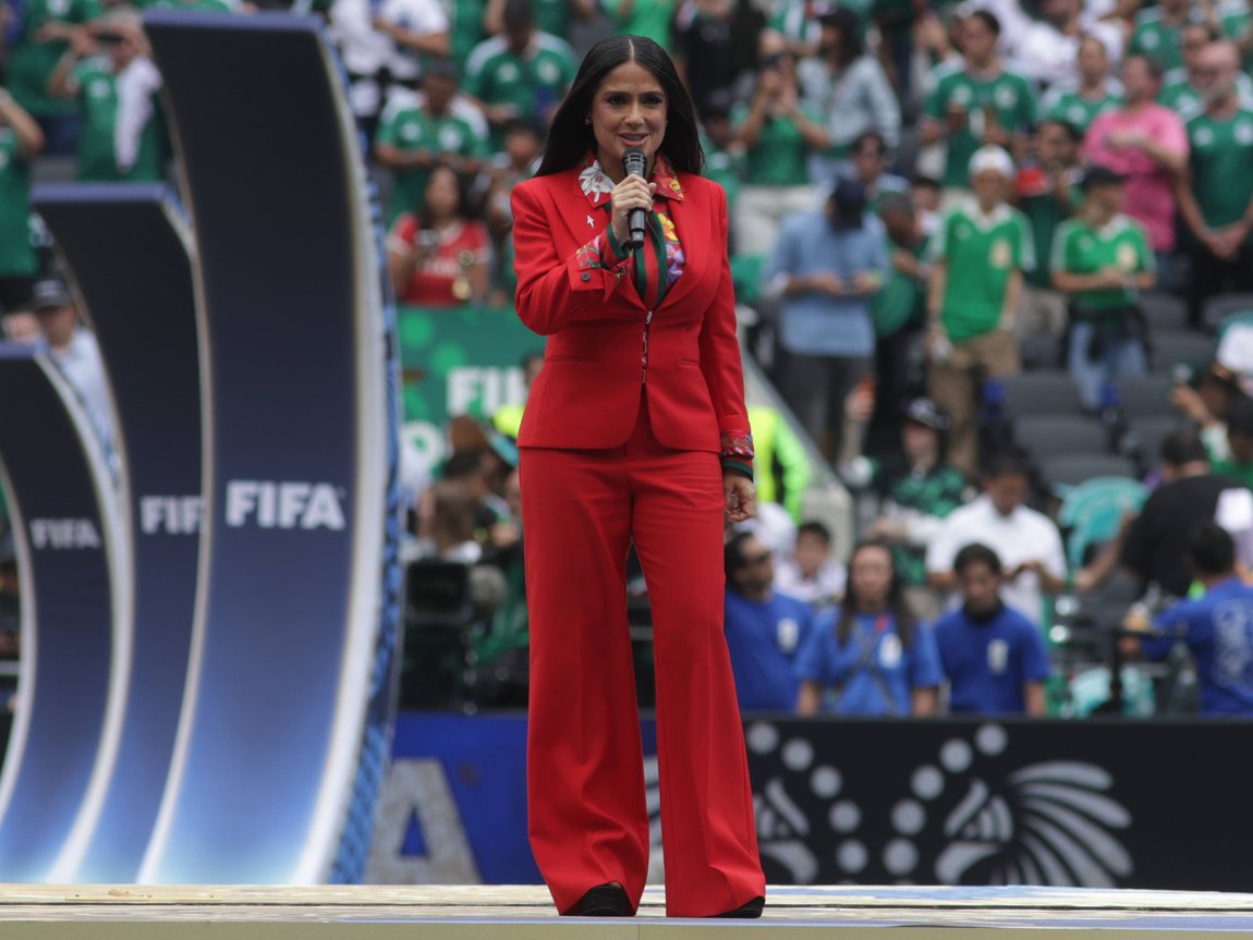Salma Hayek: Roter Anzug sorgt für Aufsehen bei WM-Zeremonie