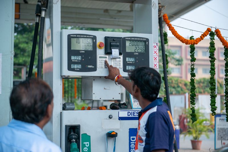 Govt prohibits bulk consumers from purchasing petrol, diesel at retail ...