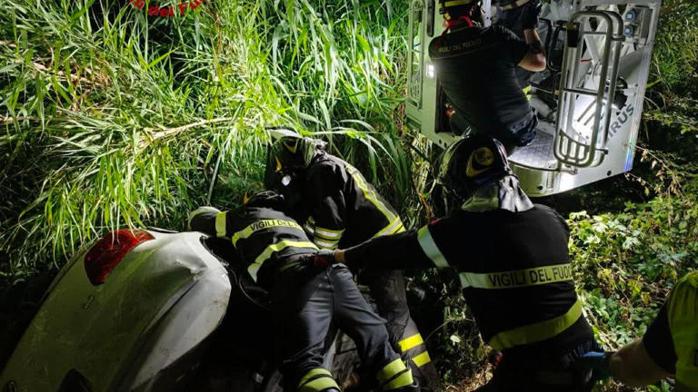 Auto precipita in una scarpata a Roma, 3 ragazzi feriti