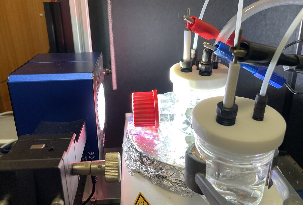 One photon, two reactions—new catalyst converts CO₂ and biowaste ...