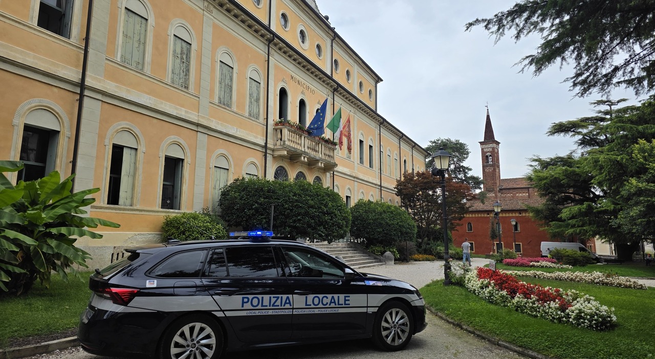 Segue e molesta una donna, poi palpeggia una 15enne alla fermata dei ...