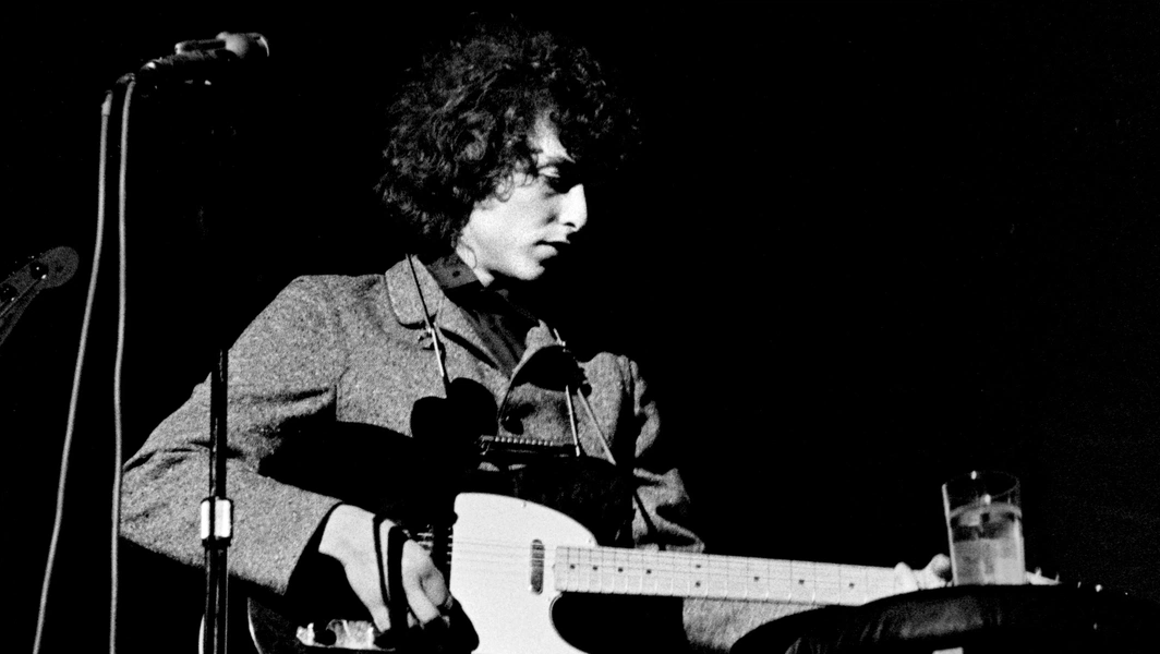 Bob Dylan's 1965 shift to electric folk-rock
