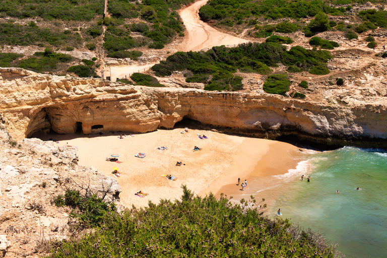 En Algarve, cette plage secrète bordée de falaises est considérée comme ...