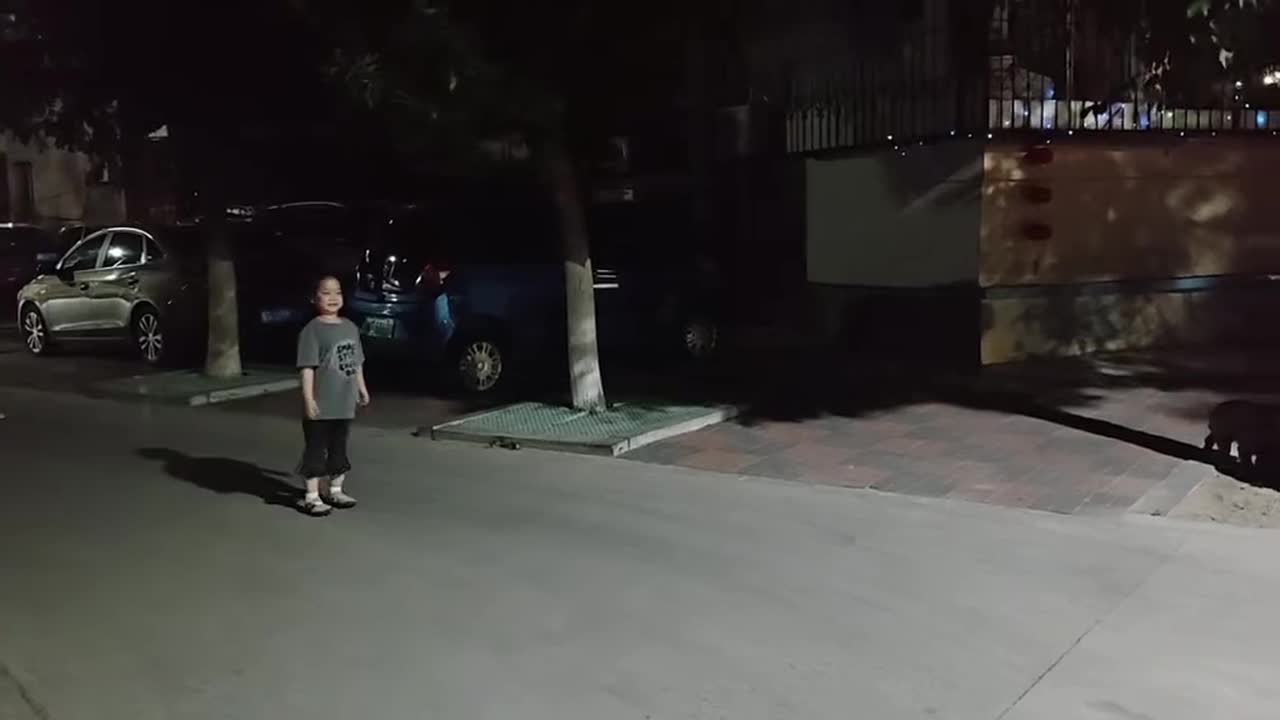 Girl bounces off man’s belly in playful nighttime moment in Tianjin, China