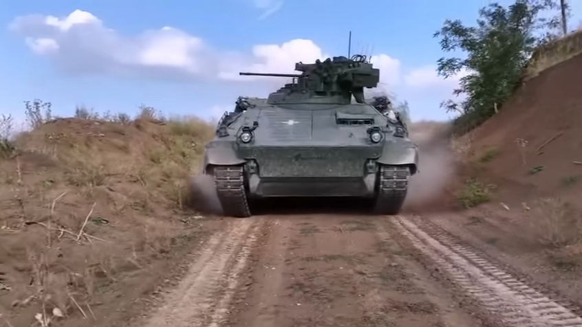 Sehen Sie, wie Deutschlands Marder russische Stellungen an der Front ...