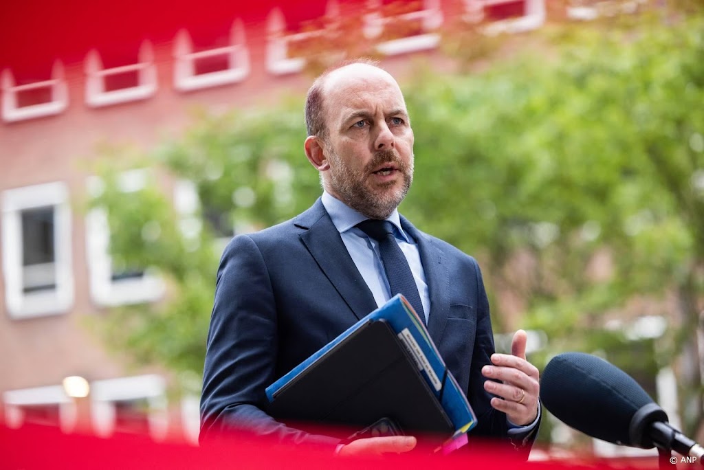 Van den Brink verwacht fors minder nareizigers door migratiepact