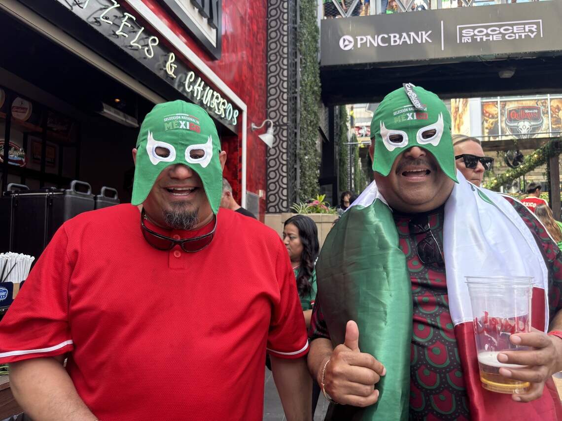 Mexico fans celebrate World Cup win at Power & Light in Kansas City ...