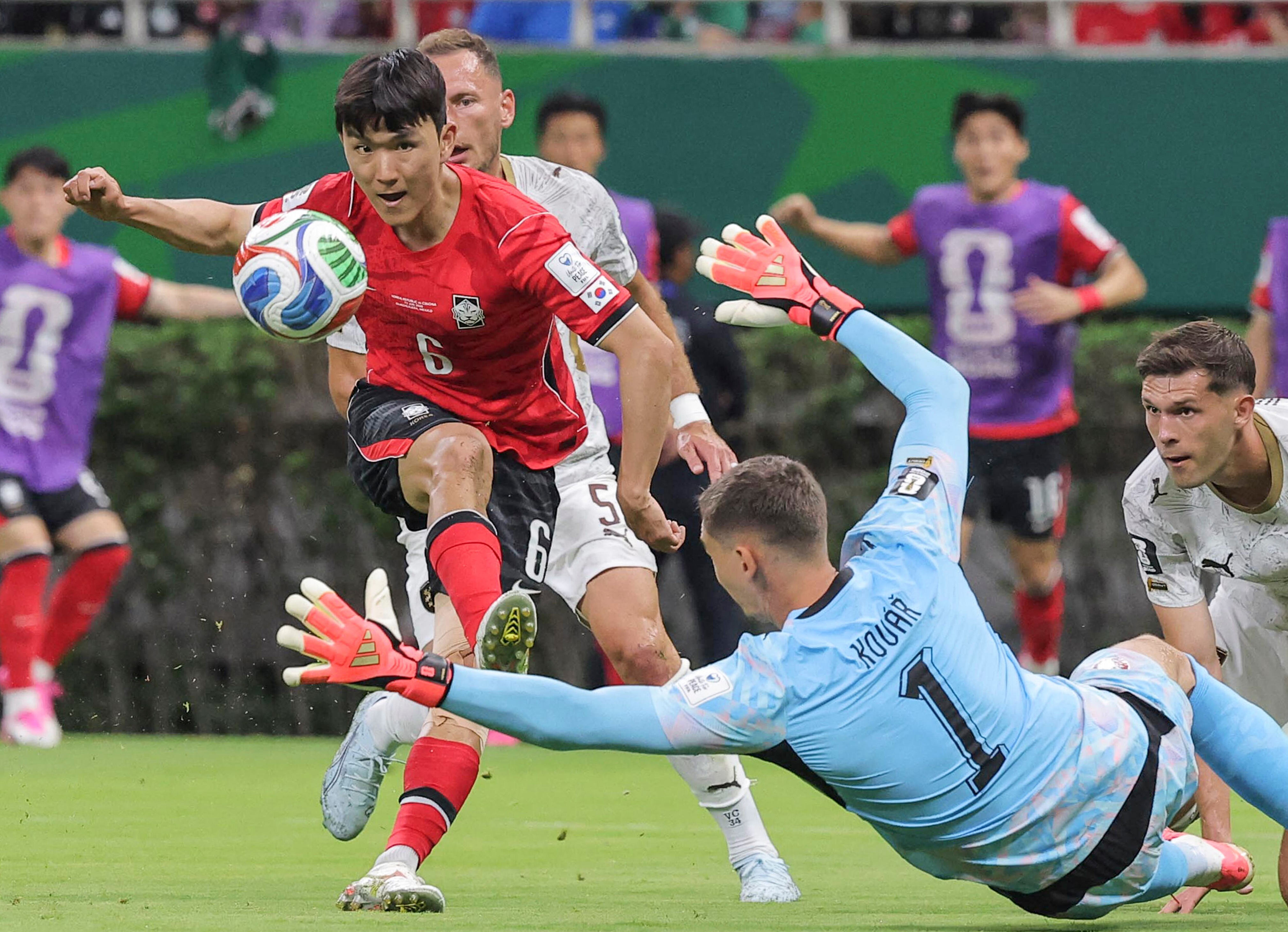 South Korea beats Czech Republic 2-1