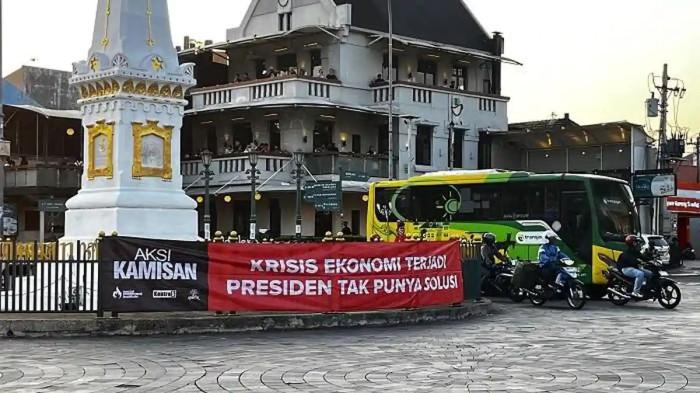 Adu spanduk aksi Kamisan di Tugu Yogya vs jahit mulut di Lampung