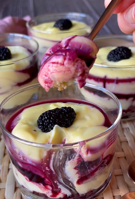 Crema allo zafferano e gelsi neri con granola croccante: un dolce al ...