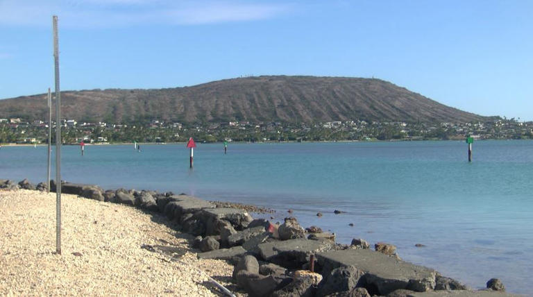 2 boaters in distress brought to shore in waters off Maunalua Bay
