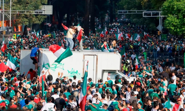 Ni la tormenta logró menguar la celebración de los mexicanos