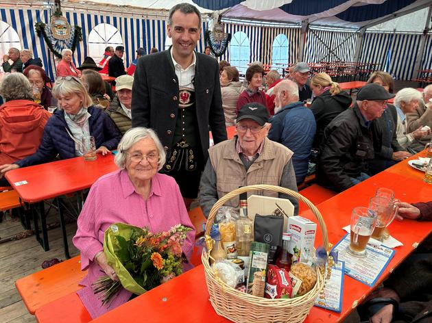Volles Zelt trotz Regen: Hausham ehrt seine ältesten Bürger auf dem ...