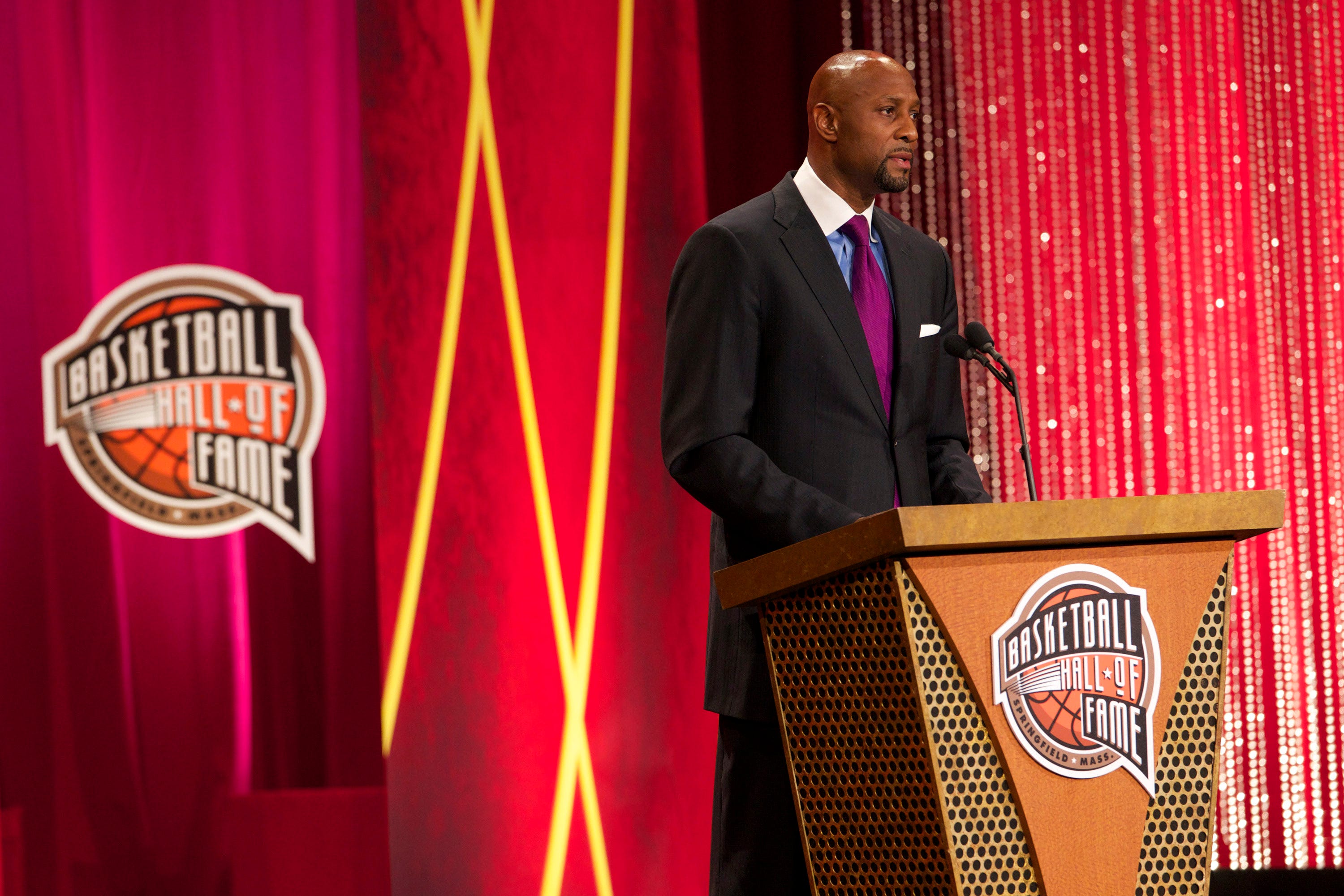Basketball Hall of Famer calls Steph Curry a 'catalyst' for the modern NBA