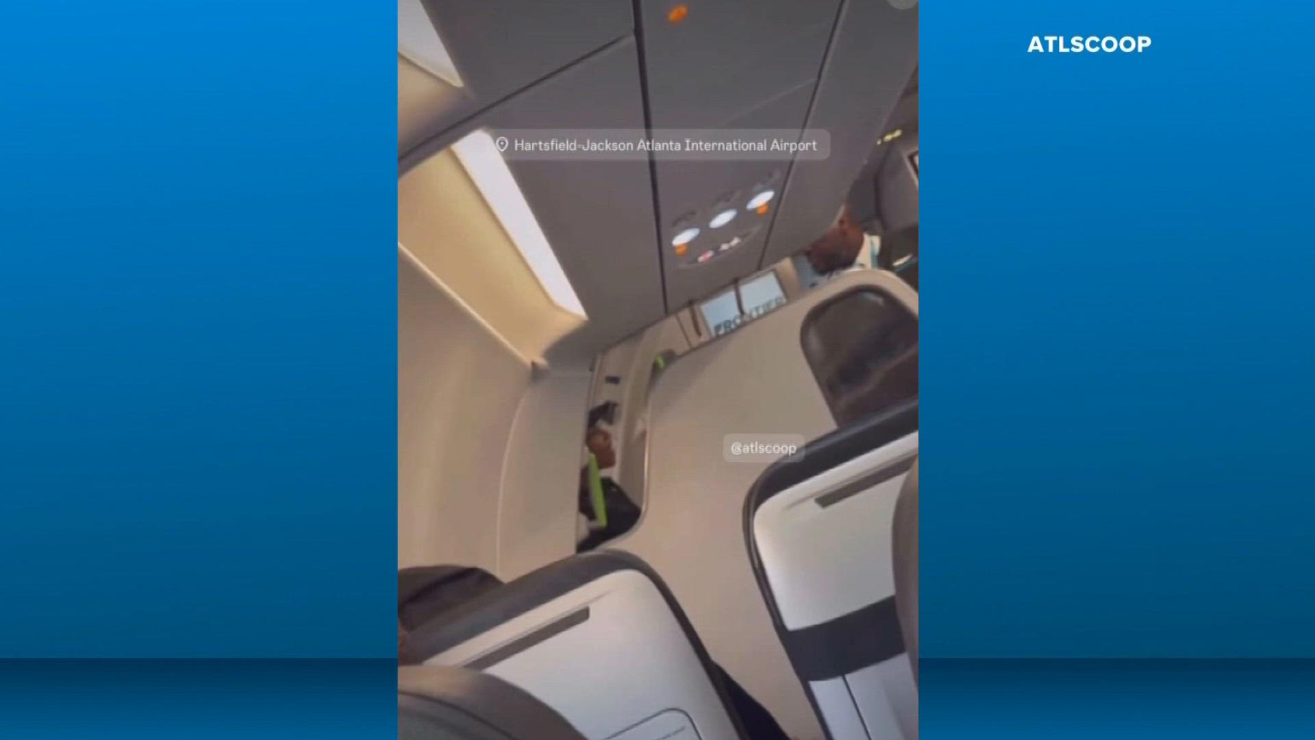 Video shows intoxicated passenger attack Frontier manager on jet bridge ...