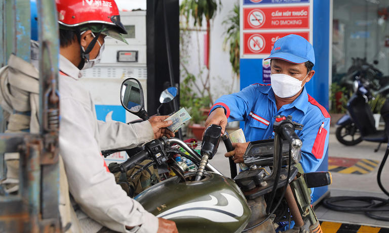 Gasoline prices fall 1.21%