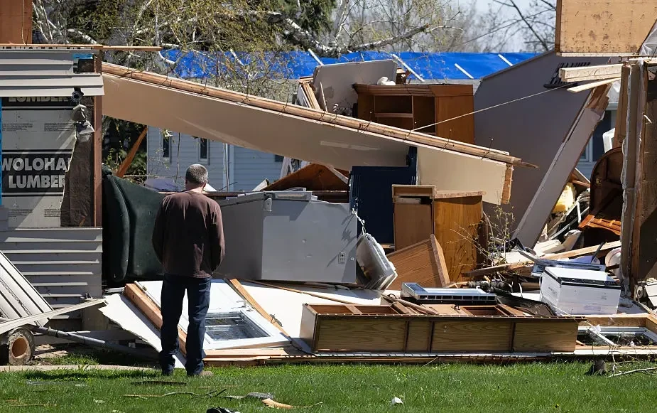 Storm chaser helps rescue man trapped in Streator tornado rubble