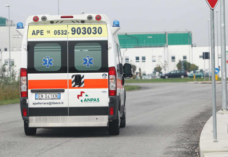 "Mi butto". Salvato in extremis. E lui picchia i medici in corsia