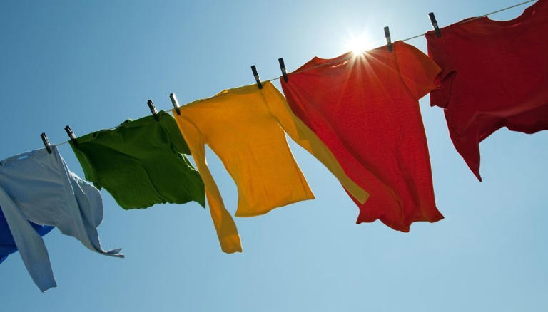 Come stendere panni colorati al sole senza farli sbiadire