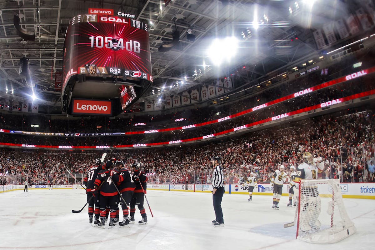 Sous les yeux de Haaland, Carolina se retrouve à un puck du titre