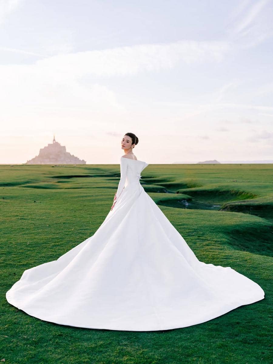 Gaya bridal look Ming Xi dengan gaun kustom Dior haute couture