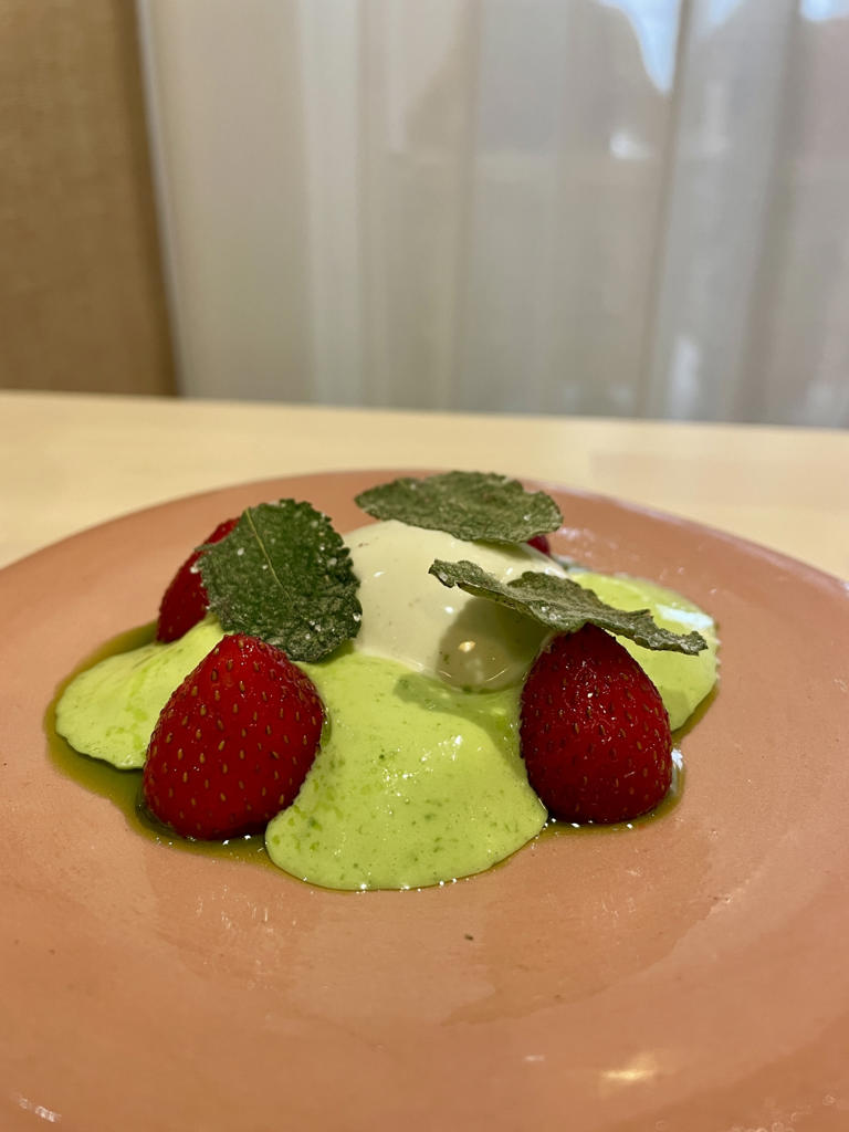 Fresas de Xàtiva, helado de monte y menta de burro de Pinea