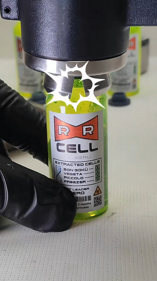 Vial de Dragon Ball Z creación inspirada en el ADN del villano Cell