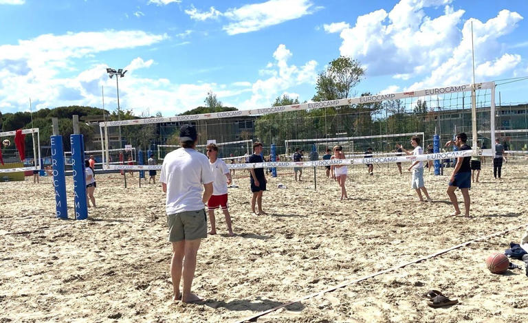 Insieme sulla spiaggia di Marinella. Per i più piccoli aperta la “Lalli”