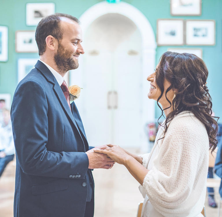 A modern Dublin city wedding with soft and romantic touches: Noemi & Owen