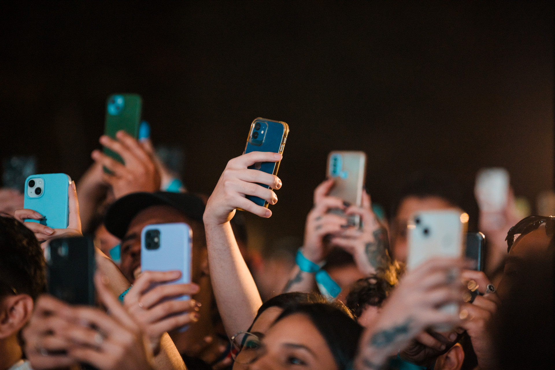Countries with the highest and lowest daily screen time