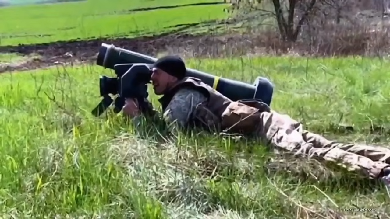 Sehen Sie, wie eine ukrainische Javelin-Rakete Putins T-90M-Panzer zerstört