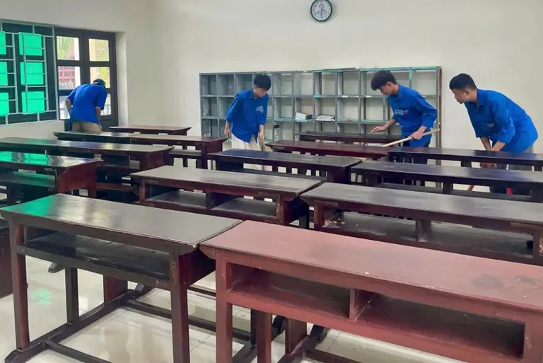 Áo xanh vào bếp nấu những bữa cơm nghĩa tình cho sĩ tử
