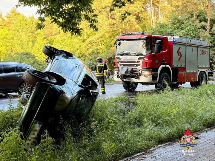 Wypadek na ul. Szosa Chełmińska w Toruniu. Auto osobowe wylądowało na boku