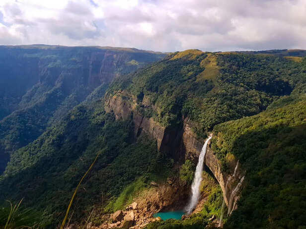 Top 10 romantic mountain destinations for couples in India