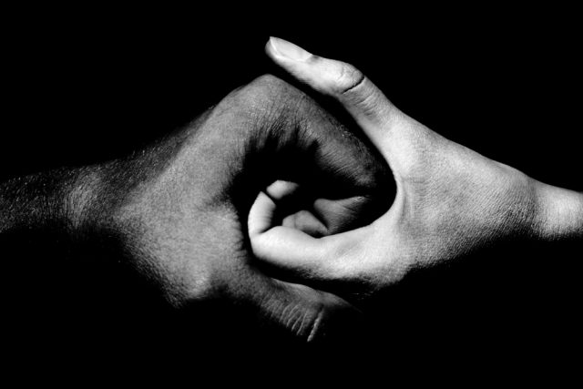 Wenn die linke Hand juckt: Symbolik und Bedeutung